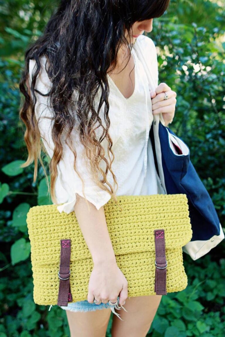 27 Free and Easy Crochet Laptop Bag Pattern | Yarns and Crafts