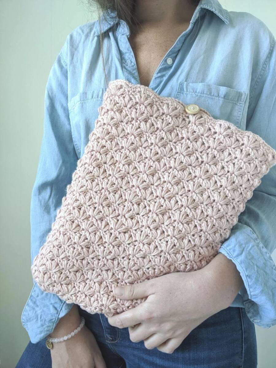 27 Free and Easy Crochet Laptop Bag Pattern | Yarns and Crafts