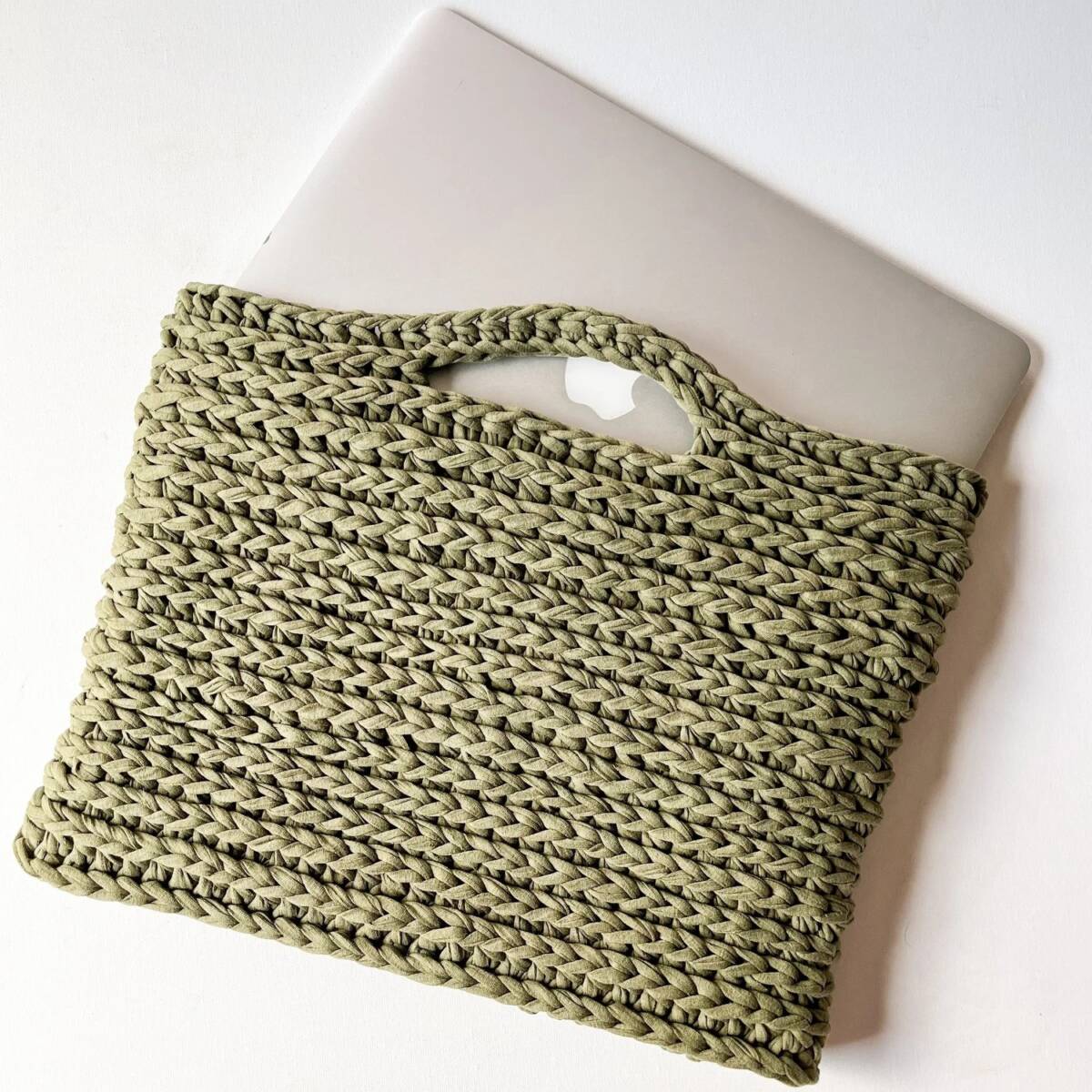 27 Free and Easy Crochet Laptop Bag Pattern | Yarns and Crafts