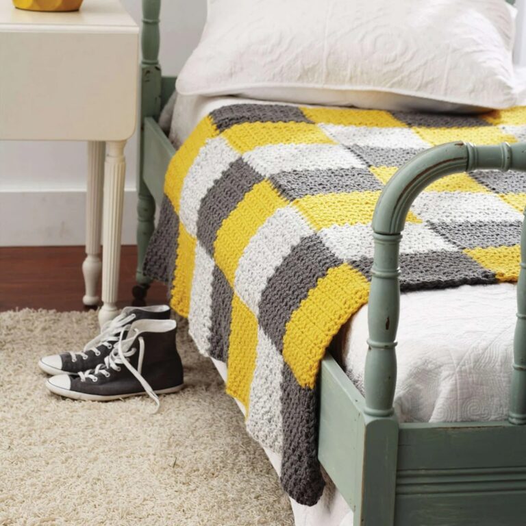 27 Free and Easy Crochet Chunky Blanket Patterns | Yarns and Crafts