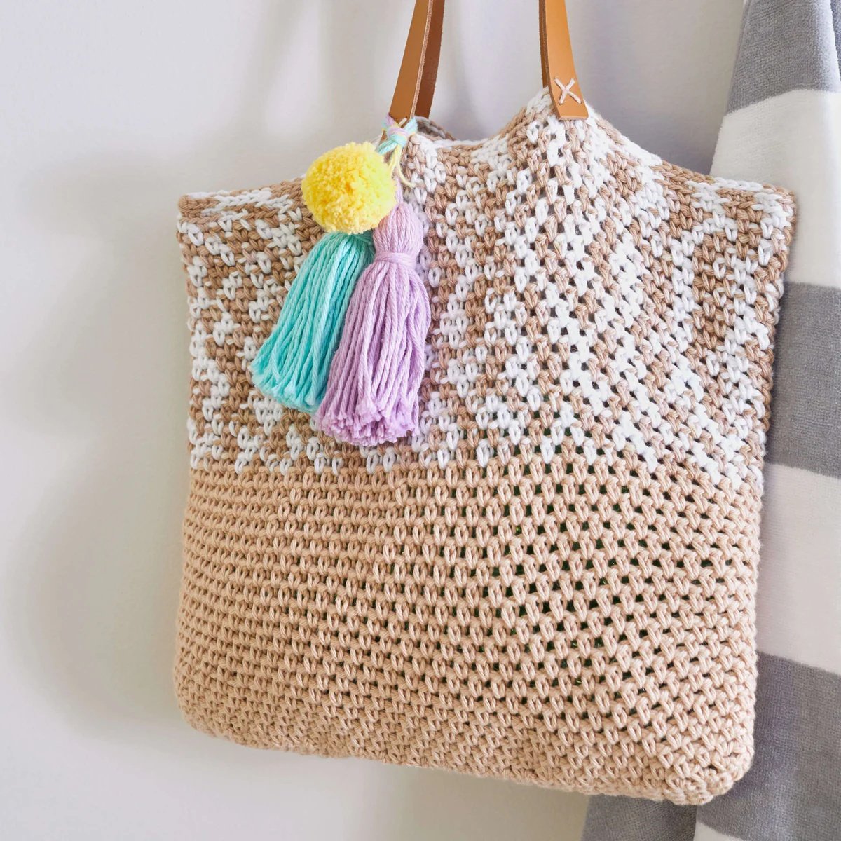 25 Free and Easy Crochet Beach Tote Bag Patterns | Yarns and Crafts