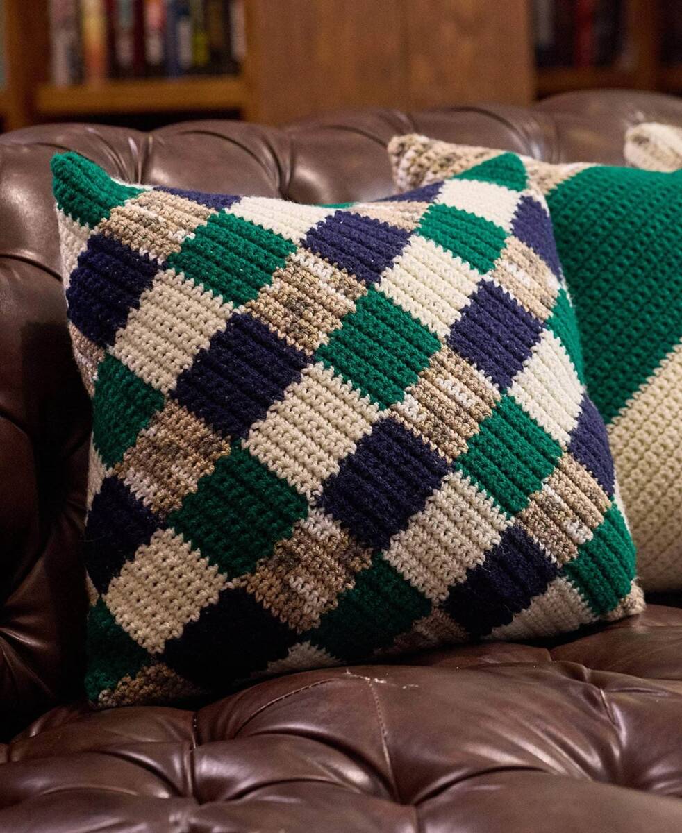 30 Free and Easy Crochet Pillow Patterns | Yarns and Crafts