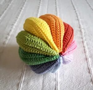 27 Free and Easy Crochet Ball Patterns | Yarns and Crafts