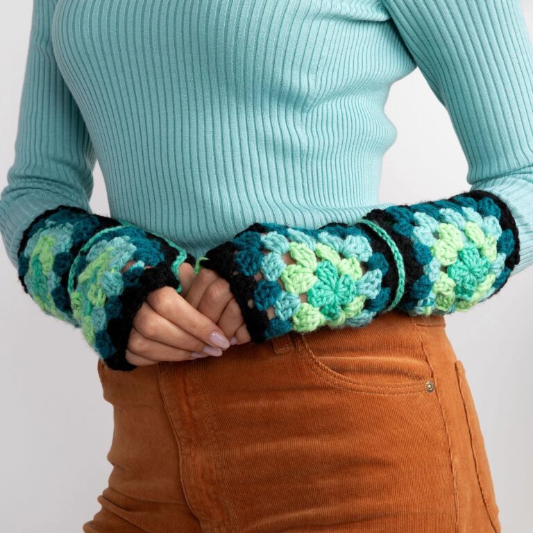 25 Free and Easy Crochet Hand Warmer Patterns | Yarns and Crafts