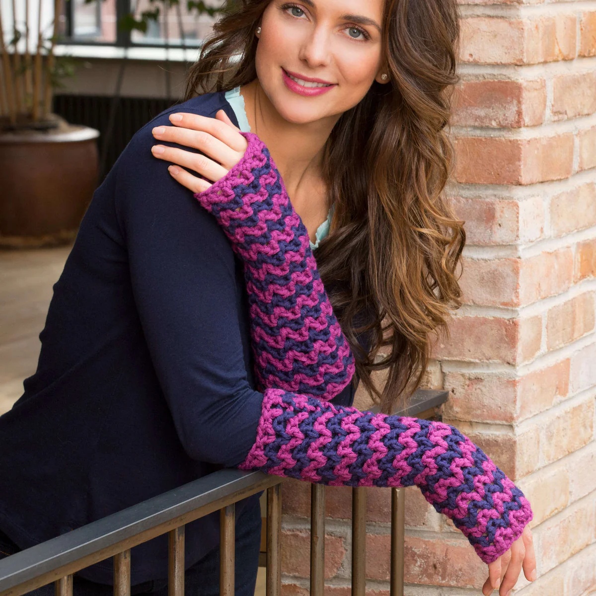 25 Free and Easy Crochet Hand Warmer Patterns | Yarns and Crafts