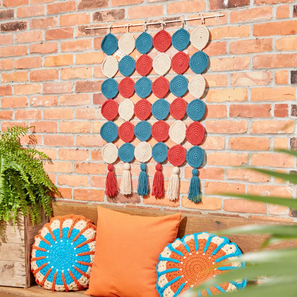 25 Free & Easy Crochet Wall Hanging Patterns | Yarns and Crafts